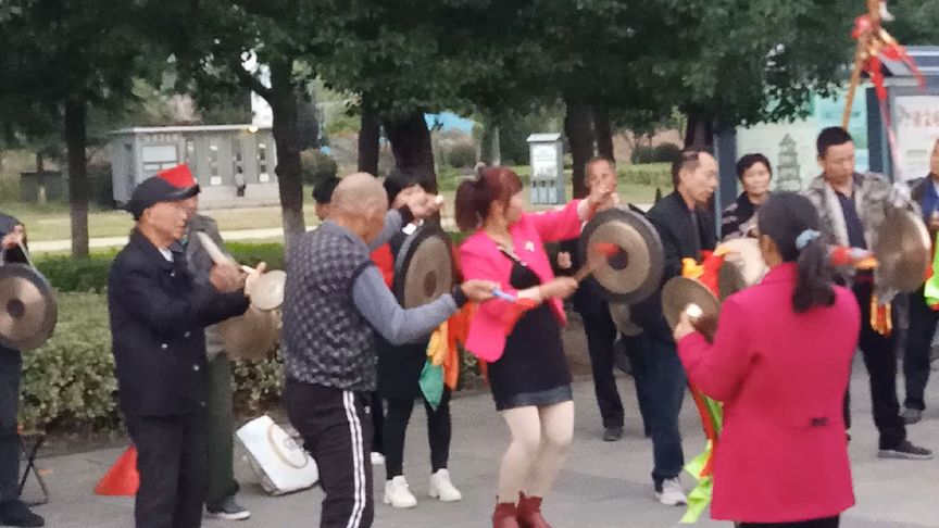 展现美丽淅川。体育场群众文化娱乐活动。看看群众演员的热情吧!