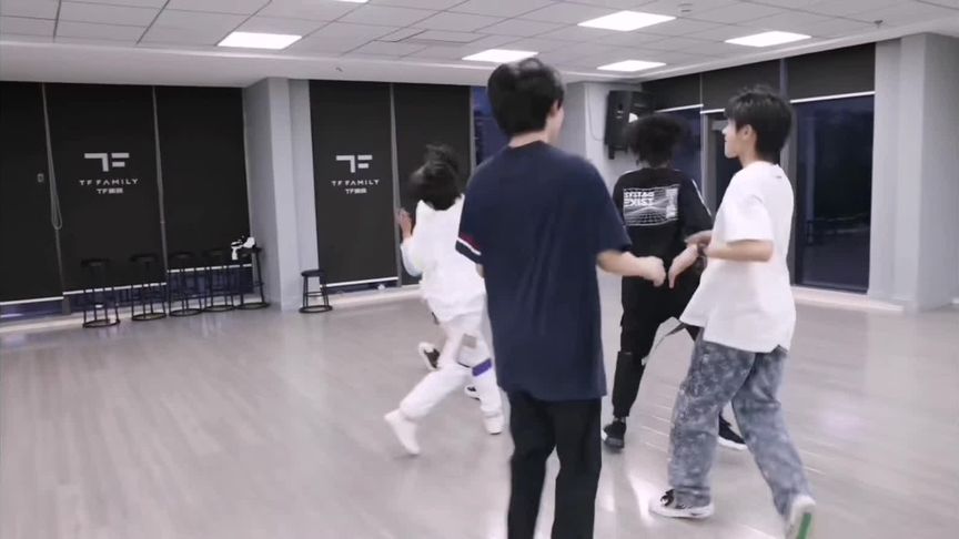 #tf三代 #物料 #练习室 #舞蹈课堂随拍 #余宇涵#左航#张峻豪