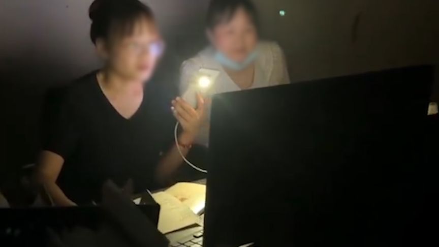 学校停电老师打手电看电脑被质疑摆拍:停电了台式机还能开机?