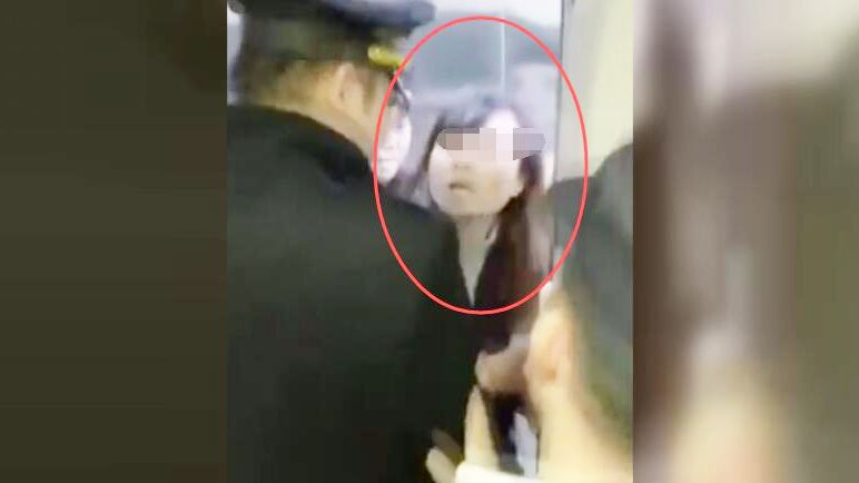 合肥“高铁扒门”女子被单位停职 系某小学教导处副主任