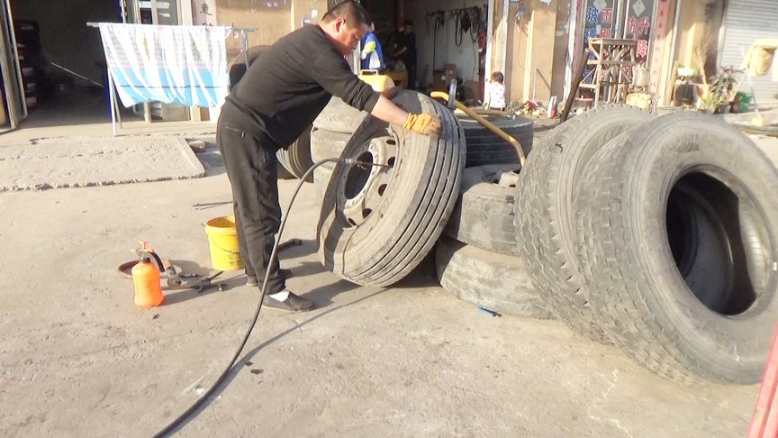 大货车轮胎被钉子扎透,在河北南宫补胎要花多少钱?价格合理吗