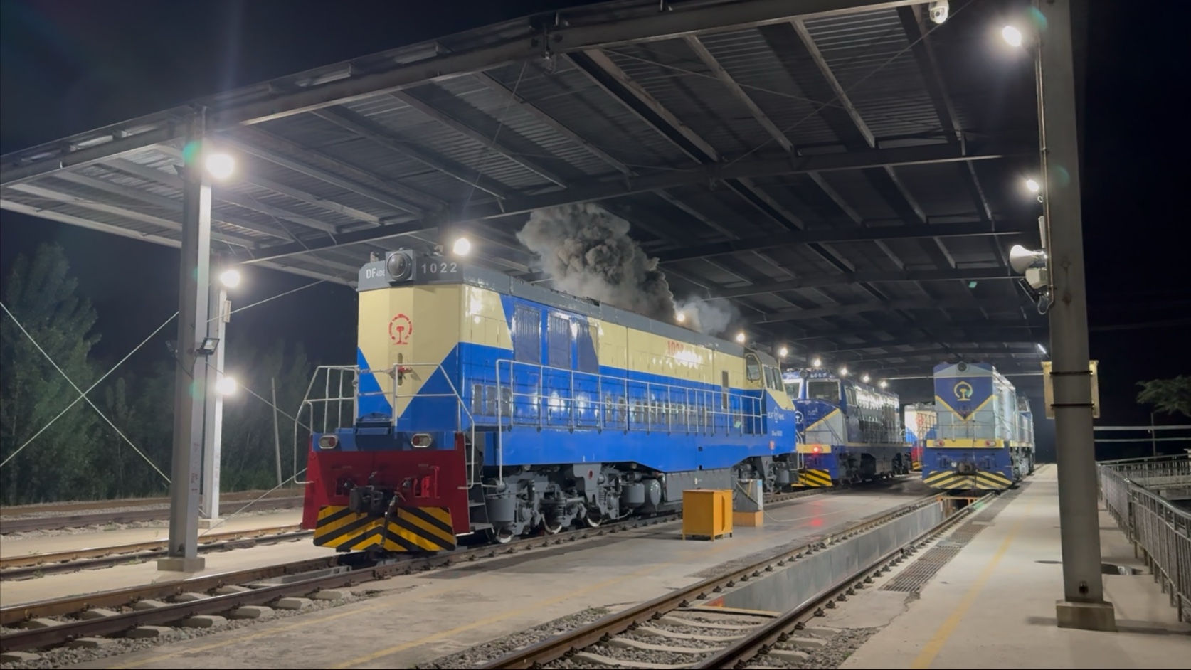[兖矿铁运]黑烟滚滚 铁运处备用机车DF4DD1022大东库内启机