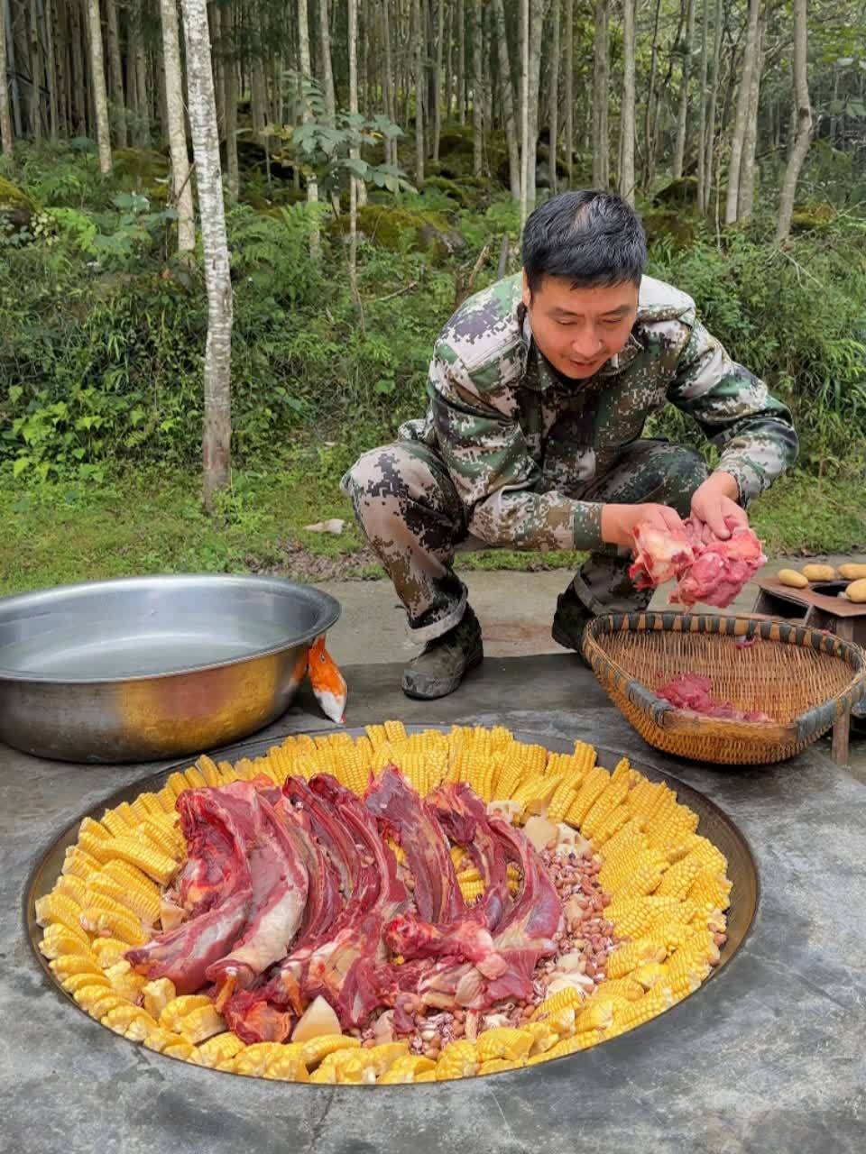 邻居杀牛照顾生意买一扇牛排给兄弟做一锅莲藕花生排骨汤,结果铁锅...