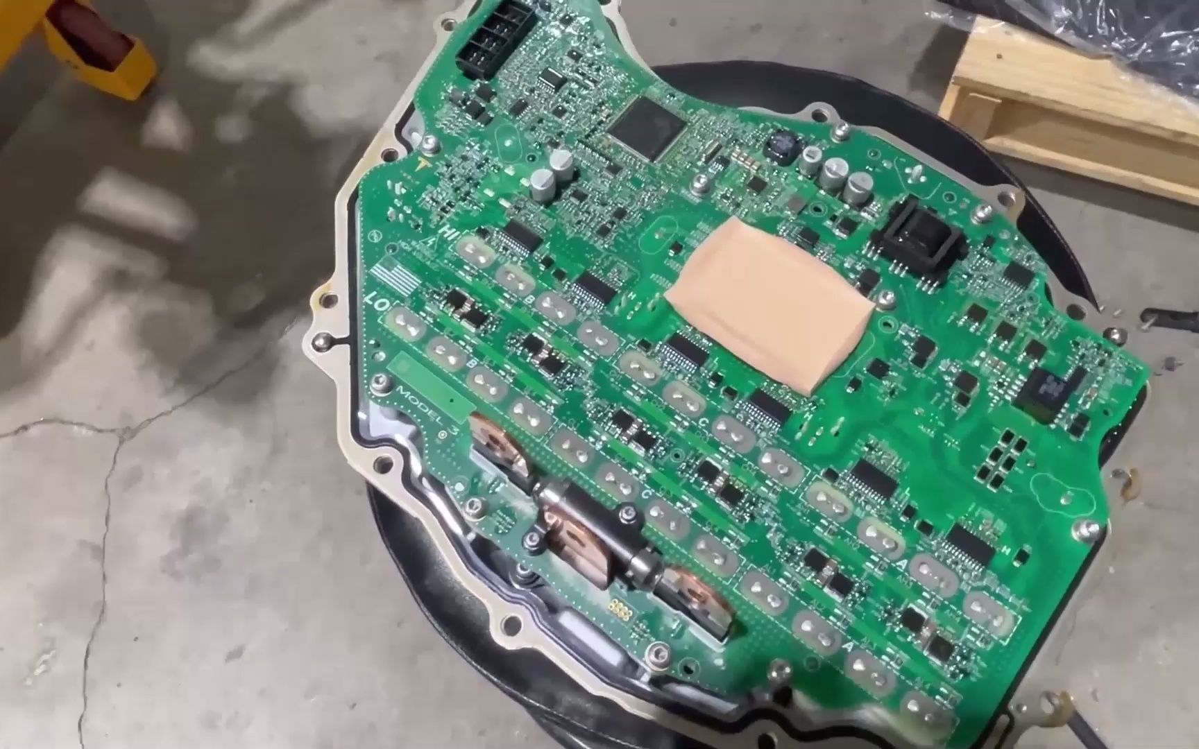 数一下Tesla特斯拉Model 3电机控制器,有多少碳化硅Mos管?