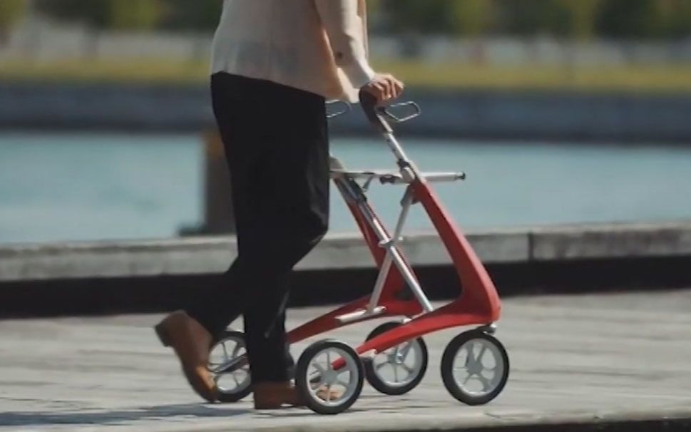 国外发明“便携助行器”,老年人的出行福音