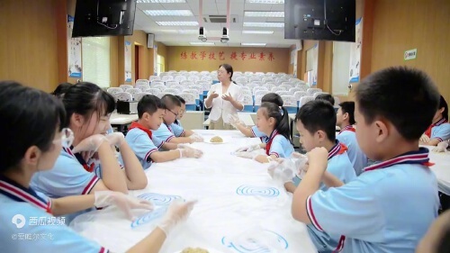 劳动实践活动课程上,孩子们自己做的月饼还真香