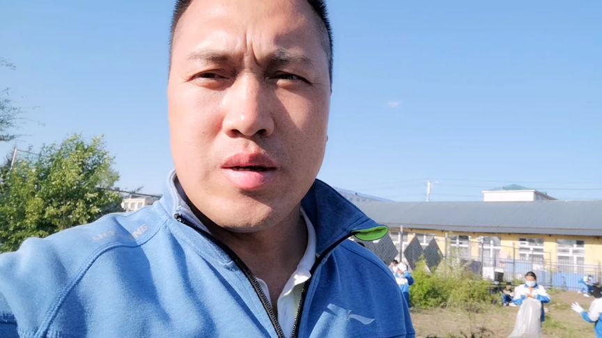 七年级同学参加社会实践活动,风和日丽,孩子们可高兴了