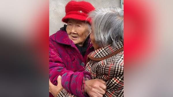 失散75年后重逢,97岁母亲给78岁女儿发红包