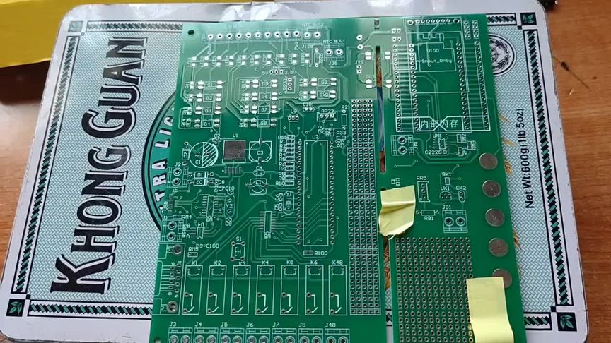 焊接刚到的PCB电路板