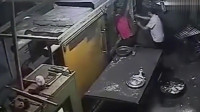 惨烈,工人车间作业发生事故,瞬间被机器“吞”