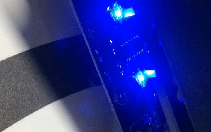 【四路巡线传感器】——巡线前的调试状态,探头在接触到黑色区域...