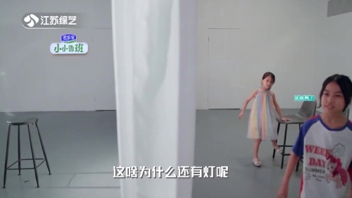 一对小姐妹来到实验室,两人闲不住到处观察