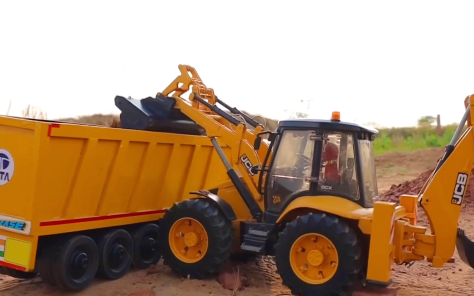 红小狗挖掘机和翻斗车一起合作运土