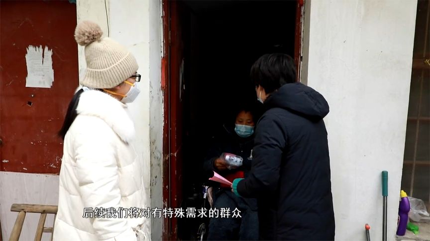 我市开展“敲门行动”为重点人群免费送去 “健康爱心包”