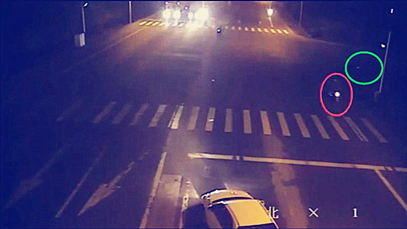深夜十字路口两辆摩托车因灯光昏暗瞬间撞在一起!监控拍下这一全过程