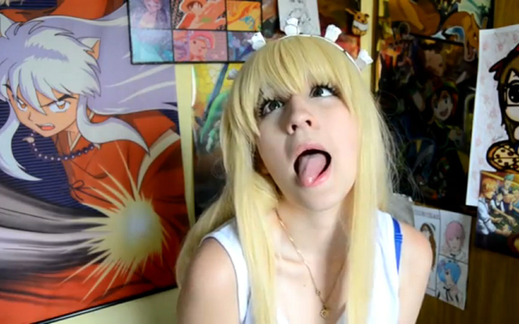 可爱的小姐姐模仿动漫人物表情