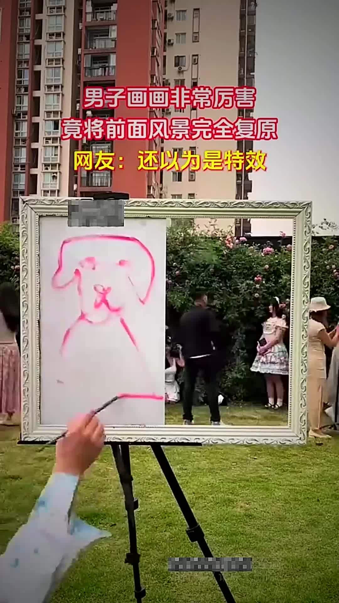 男子在户外画画,与实景几乎一模一样