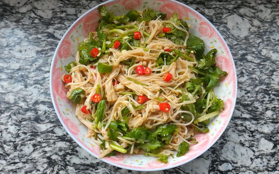 凉拌金针菇,家常做法,还有隔壁老王媳妇的辣椒油哩