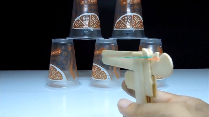 用吃剩下的雪糕棒简单制作橡皮筋手枪儿时玩具