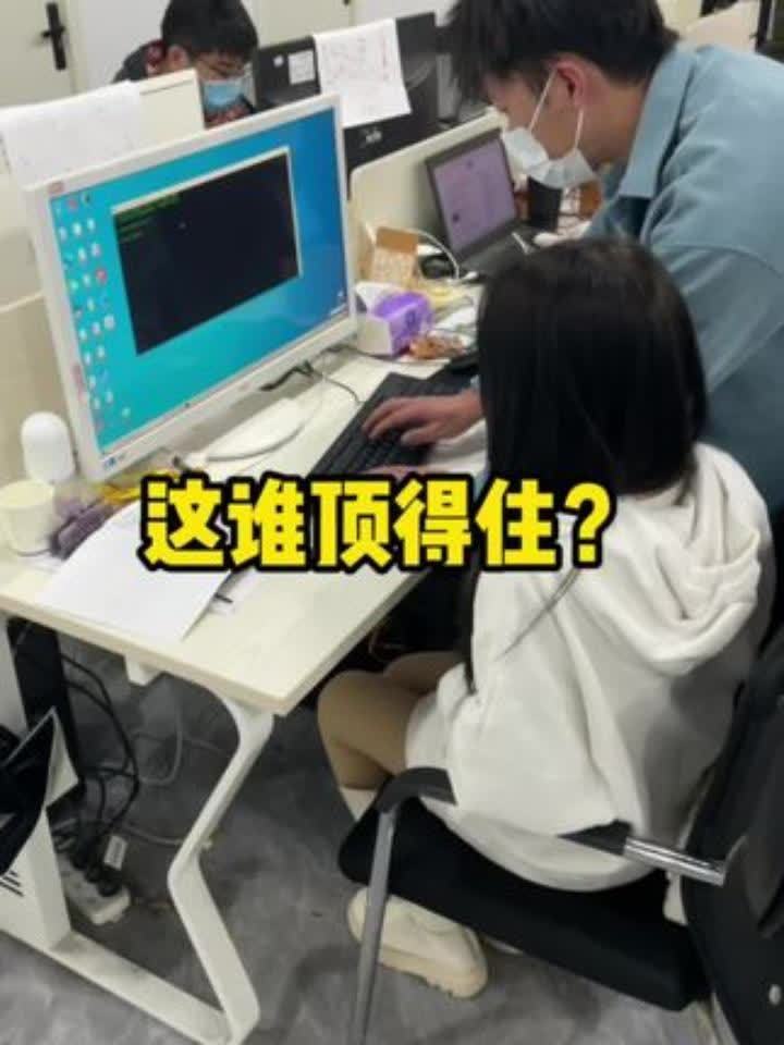 在公司待了两年的程序员,平时默不作声,看到公司新来的实习生电脑坏...