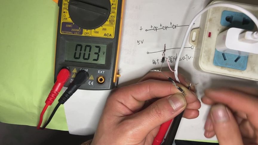 手里有5V电压源,想要给3V用电器供电,那么我们是需要3支二极管