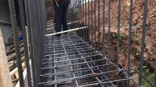 人工浇筑混凝土,八个人四个小时浇筑完九方混凝土,第三天就拆模