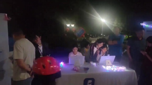 地推现场,火爆异常,孩子们都在排队体验