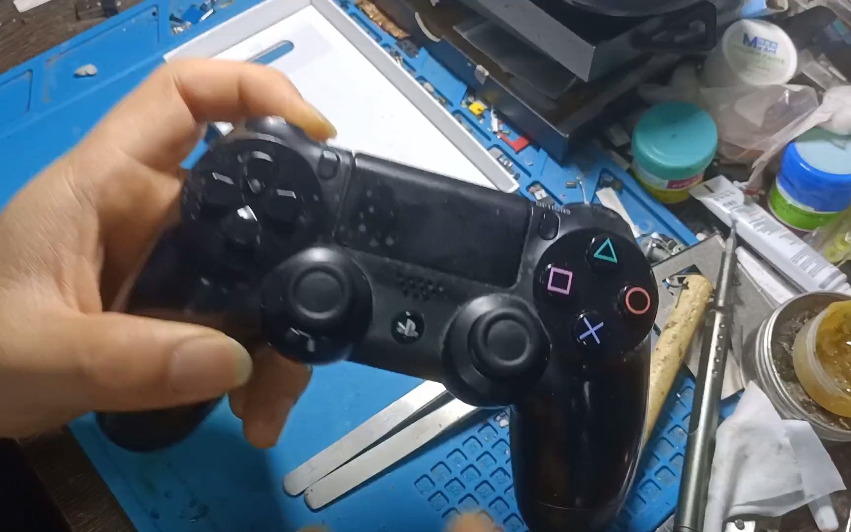 拆解索尼PS4手柄更换手柄导电胶恢复正常使用
