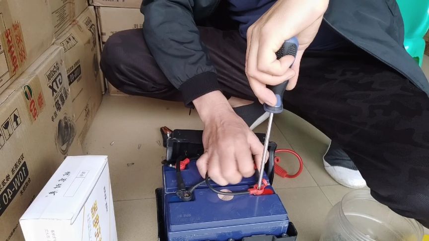 旧电动车电瓶别当废品卖了,这样组装汽车移动电源,方便实用