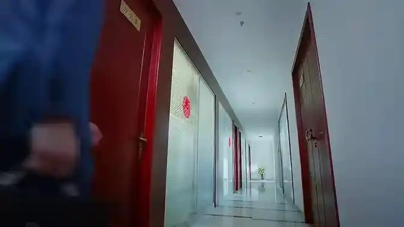 小伙去拜访国际首席设计师,谁料看见本人,竟是自己的兄弟