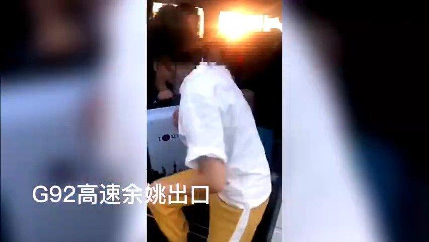 【7座面包车塞进12个,近一半是孩子们,挤在后排无一系安全带