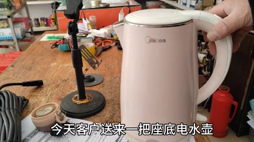 电水壶不通电,只要一根牙签就能修好