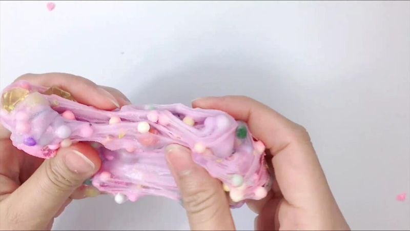 天线宝宝在玩混合起泡胶