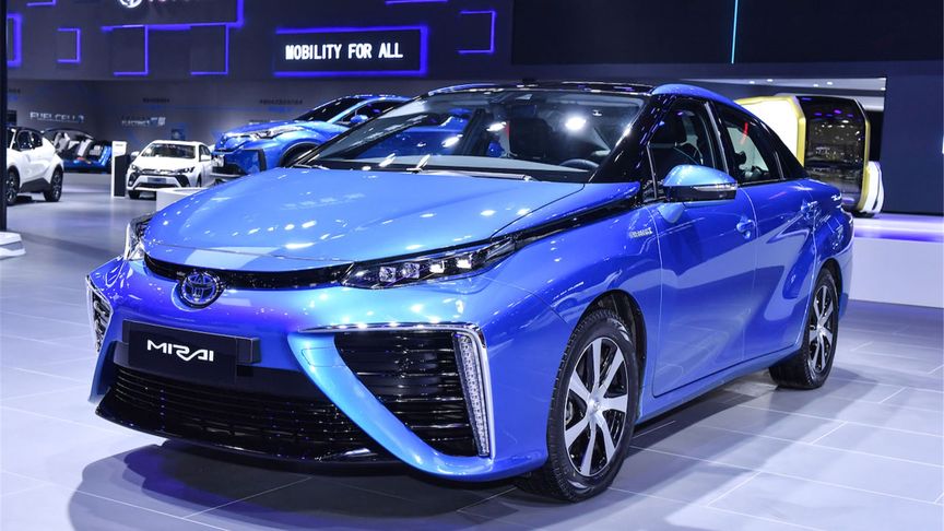 丰田氢能源汽车亮相,3分钟内加满氢气,续航里程达650KM,未来感