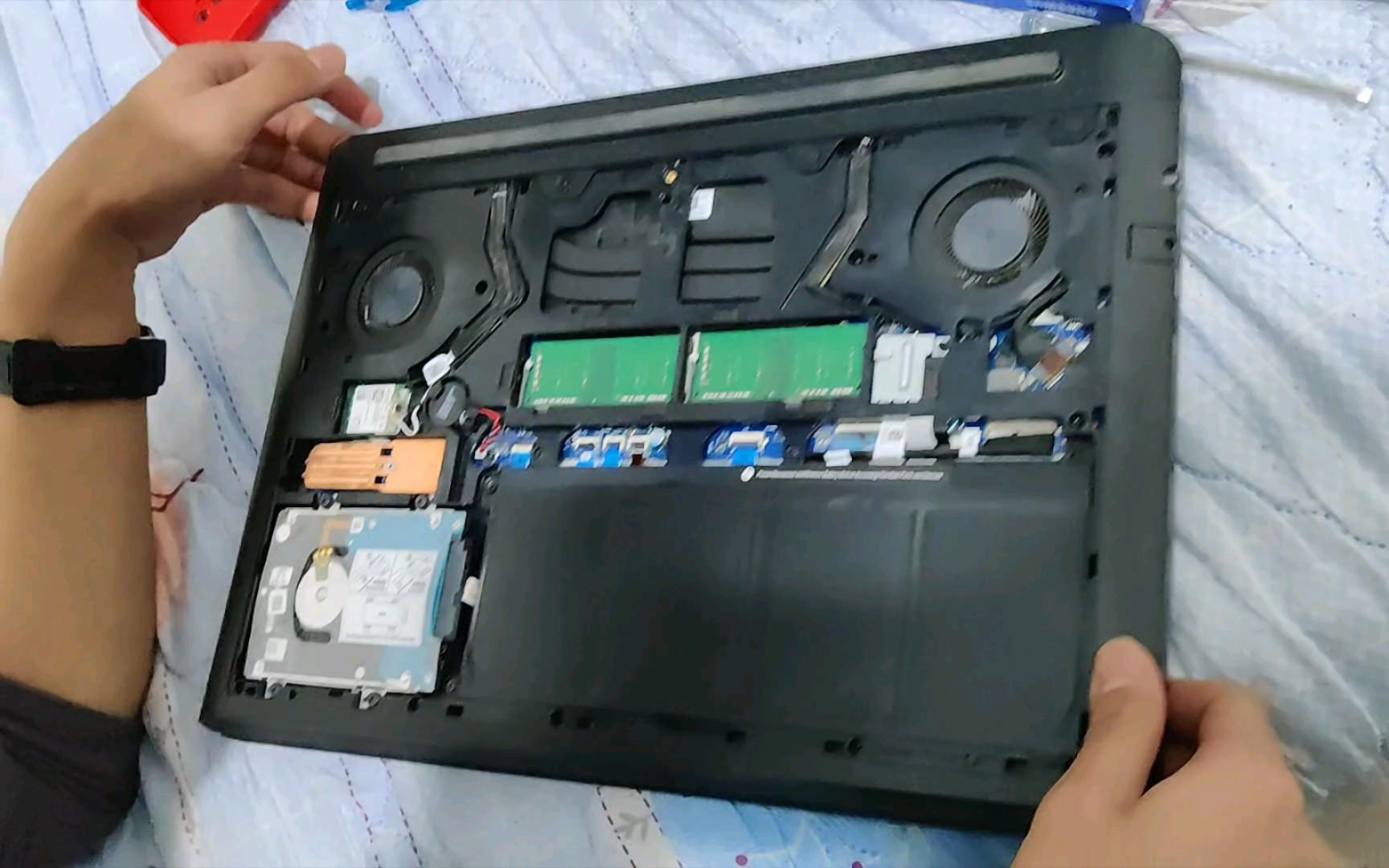 同学的电脑玩原神掉帧严重,经过我缜密分析后,换了个内存条,好了