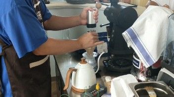手磨咖啡全过程,像在做实验似的