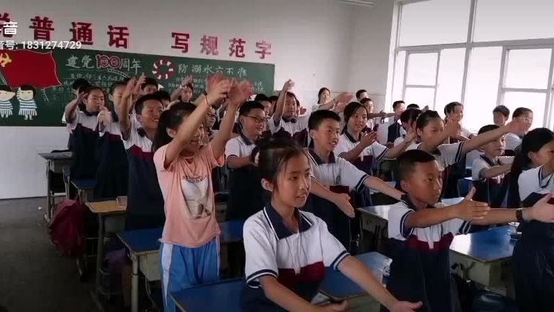 学校人性化管理,天气太热,早操在教室里面进行