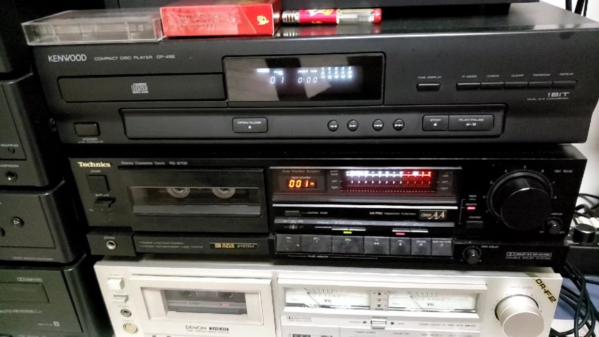 今天教大家如何用三磁头卡座把CD机里的音乐录制到磁带上面供欣赏