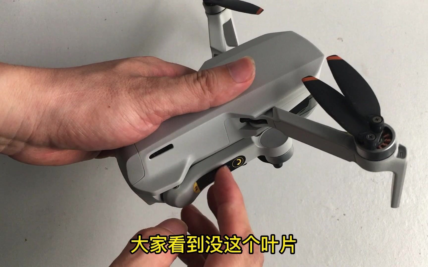 mini2无人机如何打开机翼?如何更换电池?如何打开镜头保护罩?