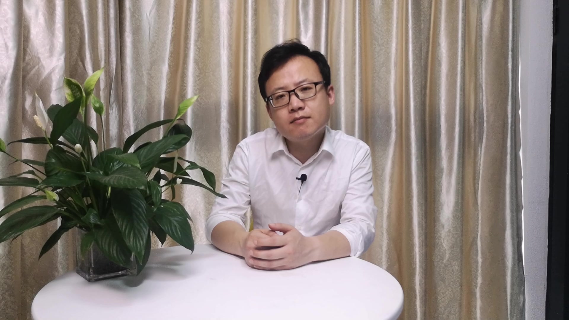 老公被法院强制执行,执行法院,能否冻结老婆的工资和奖金?
