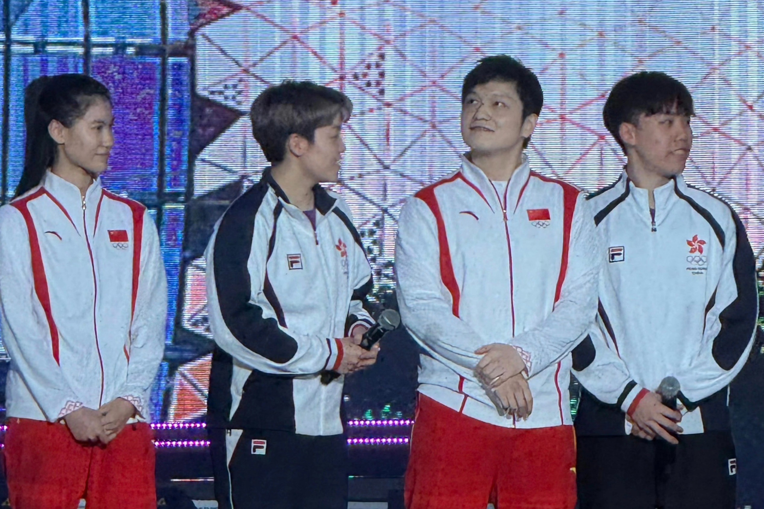 樊振东看演员双手抱胸庆祝!现场模仿经典动作,把他逗得合不拢嘴