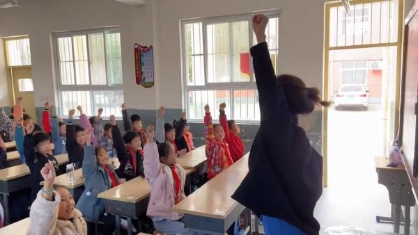 提神醒脑!小学音乐老师带学生跳“课桌舞”