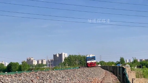 马达卡好评!南新长内燃无网区间!上海局钢轨探伤车高速压弯通过新长线