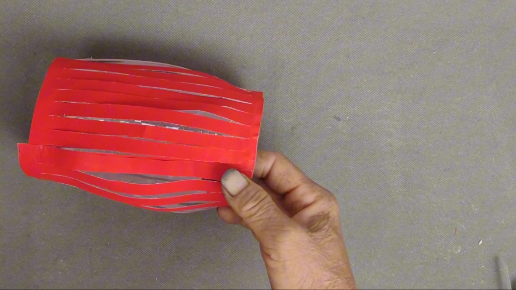 喝完的矿泉水瓶不要仍,可以做成红灯笼,帮助孩子锻炼手工能力