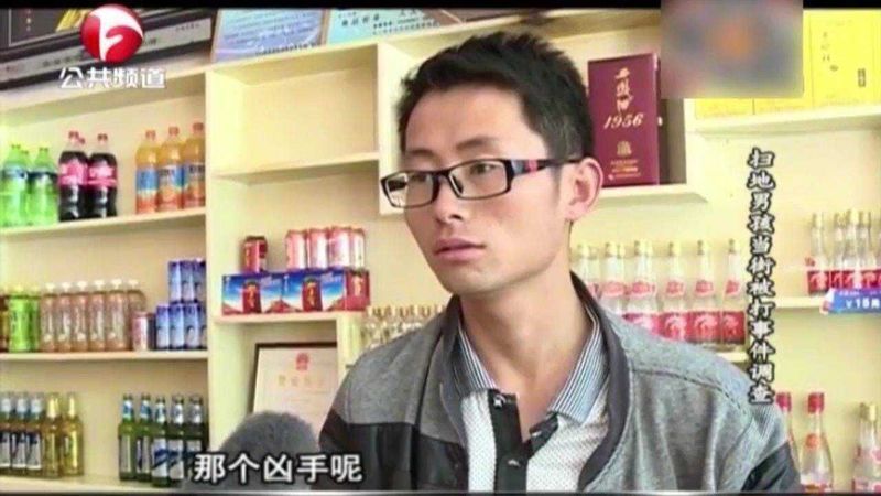 疯狂男子当街殴打男孩,热心小伙冲上前,一个飞拳将其打趴在地