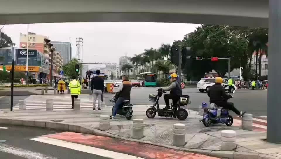 深圳交警将于今日(4月4日)上午10:00至10:03 对我市重点路口的信号灯...