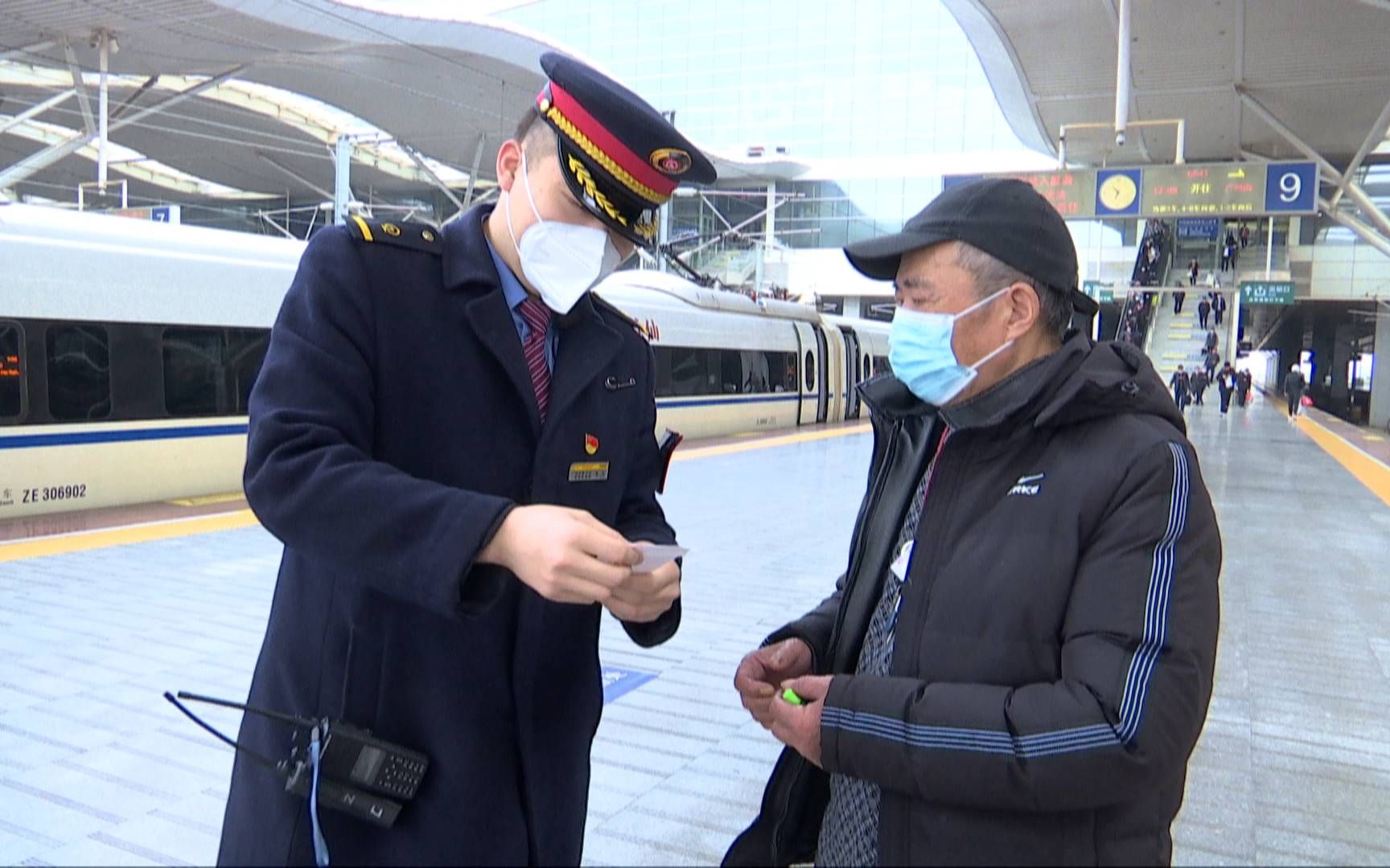 长沙高铁南站28岁值班员登上《人民日报》头版:每天他都在做这件事