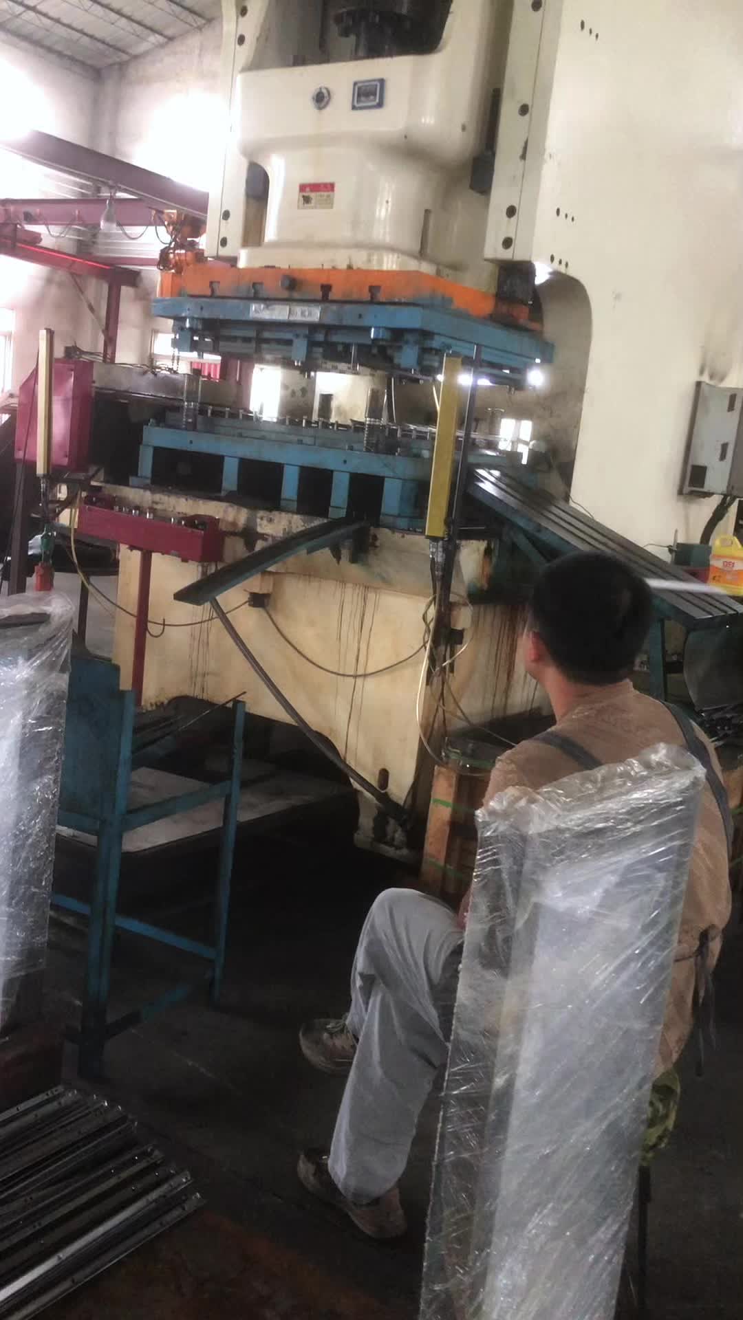 有谁知道冲的是什么产品?#五金冲压 #冲压件 #冲压模具 @抖音小...