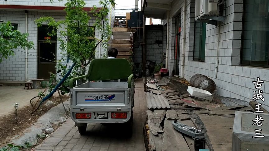 农村大叔用铁管和滑轮自制起重机,用电动三轮做动力,动力太大了