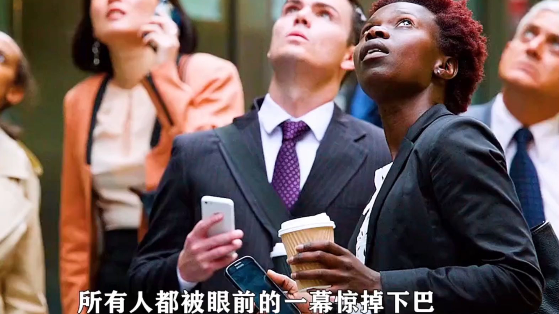 所有人都被眼前的一幕惊掉下巴,飞机居然停在了城市上空!一口气看完...